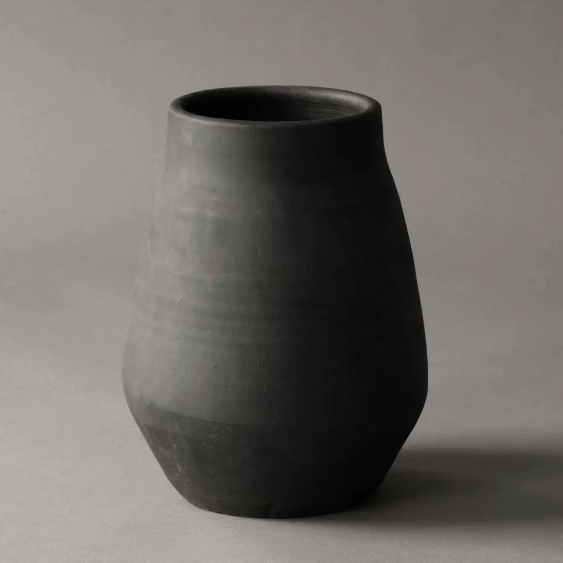 HERO Vase L | Handgefertigte Vase in Anthrazit mit skulpturalem Design ...